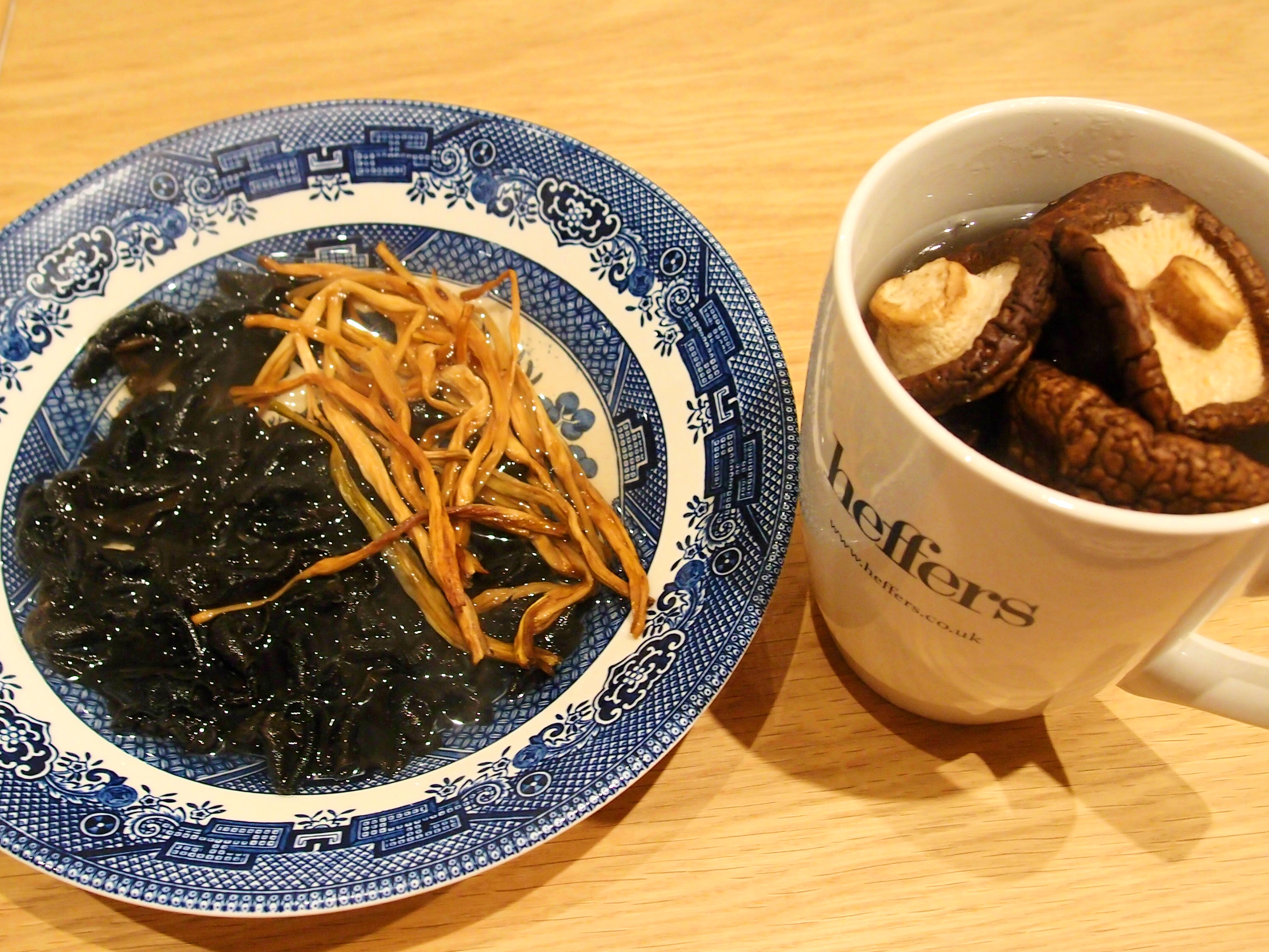 Noodles with mince, mushroom and tomato sauce (Da Lu Mian) -a simple ...