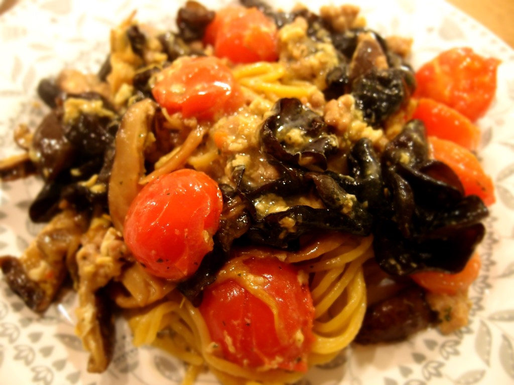 Noodles with mince, mushroom and tomato sauce (Da Lu Mian) -a simple ...