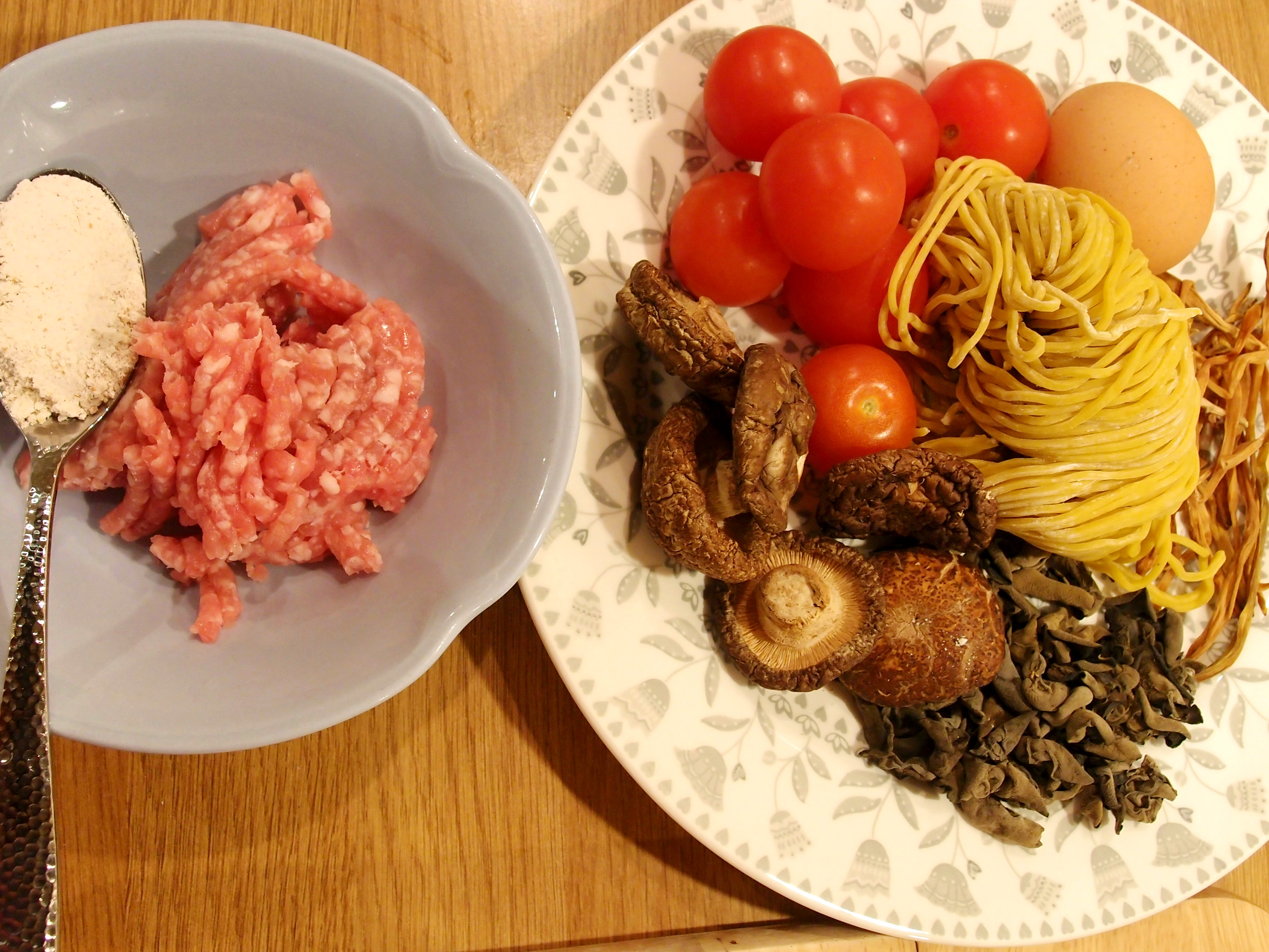 Noodles with mince, mushroom and tomato sauce (Da Lu Mian) -a simple ...
