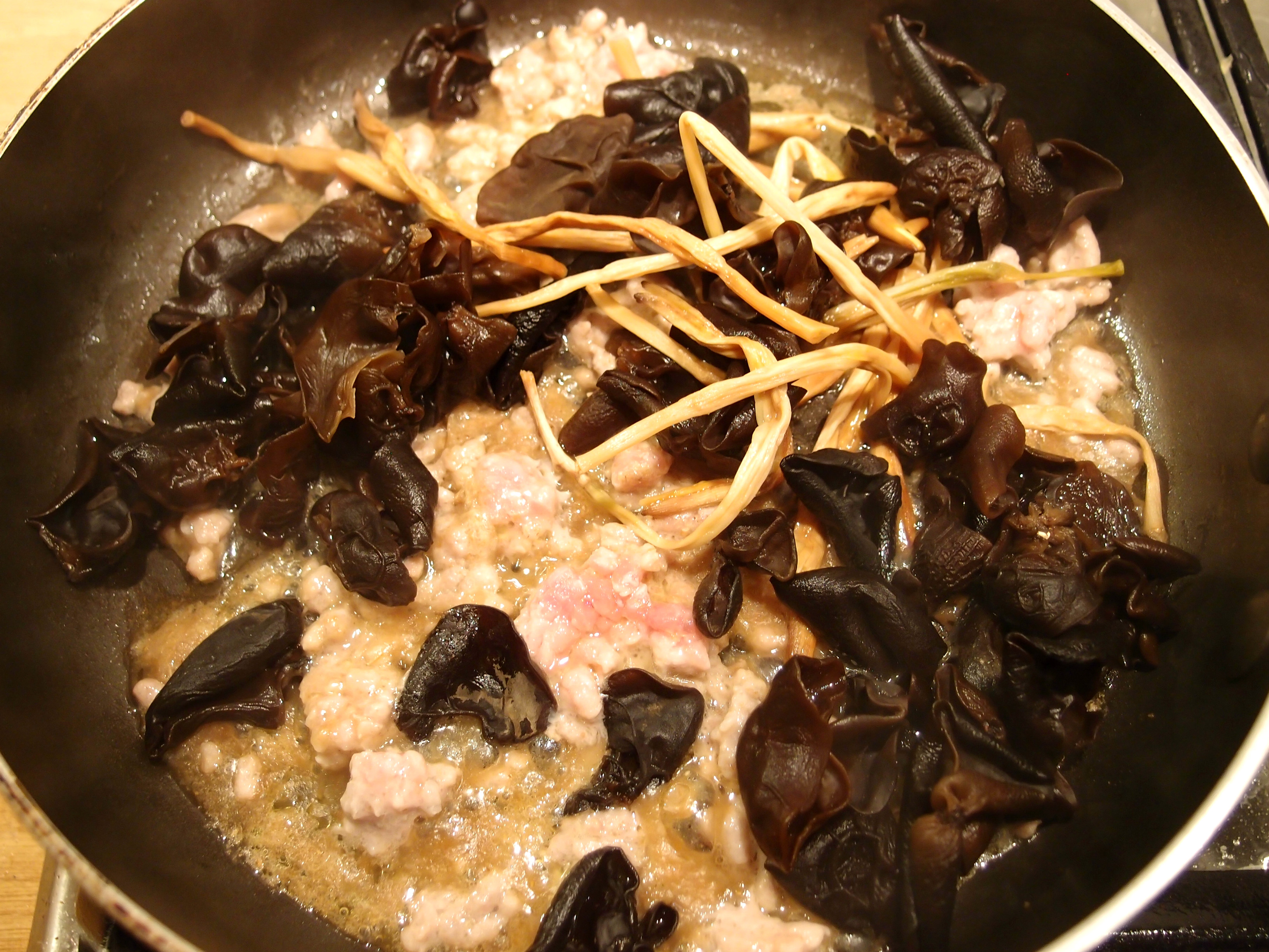 Noodles with mince, mushroom and tomato sauce (Da Lu Mian) -a simple ...